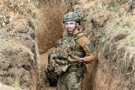 Миколаївські десантники показали як відбили ворожий штурм на Донеччині ВІДЕО