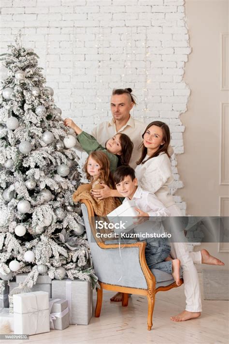 가족 아버지 어머니 세 자녀 집에서 함께 행복 장식 크리스마스 트리에서 크리스마스를 축하 5명에 대한 스톡 사진 및 기타 이미지 Istock