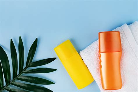 푸른 배경에 여름에 바다를위한 수건에 자외선 차단제 스킨 케어 천연 화장품 0명에 대한 스톡 사진 및 기타 이미지 0명 노랑 메이크업 화장품 Istock