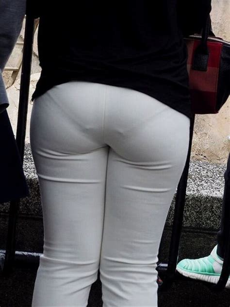 パンティーラインがくっきり見えちゃってるエロ画像