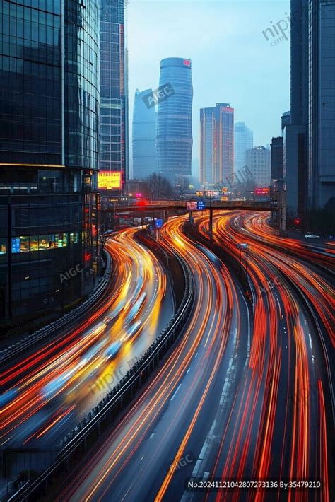 Ai创作图车轨 极速行驶中的城市光影 城市车流光绘 马路光轨 光轨 车流光线 车辆光轨 车轨光影 车流图片 车流灯光轨迹 长曝车流 城市快道
