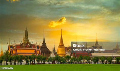 에메랄드 부처님의 사원방콕 태국의 관광 랜드마크 와트 프라 카우는 태국의 관광지이자 유명한 랜드마크입니다 태국 건축 여행 명소 0명에 대한 스톡 사진 및 기타 이미지