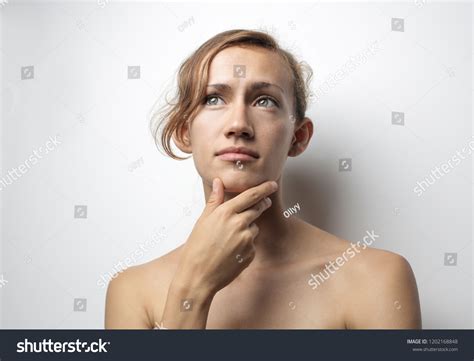 젊은 벌거벗은 여자 스톡 사진 Shutterstock