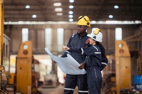 철도 기술자 및 엔지니어 기차 차량을 끌고 상품과 사람을 받거나 운송하는 데 사용하기 전에 기차 수리소에서 기차를 검사하십시오