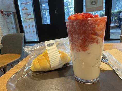 이거 안 먹으면 후회함 할리스 신메뉴 딸기라떼 And 에그마요 소금빵 솔직 리뷰