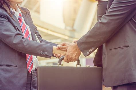 성공과 행복의 개념 외부 사무실 도시 배경에서 비즈니스 남자와 사업가 악수 공동체에 대한 스톡 사진 및 기타 이미지 공동체