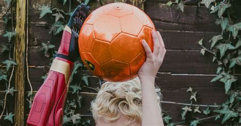 한 쪽 팔 없이 태어난 英 소년아이언맨 팔 선물받았다