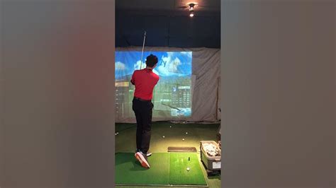 오늘은 7번 아이언으로 오랜만에 몸을 풀어봅니다 작은 스윙으로 백스윙과 다운스윙이 자동으로 가도록 하면서 멈추는 지점과