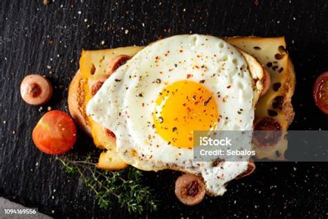 계란 치즈 및 어두운 슬레이트에 소시지로 만든 오픈 샌드위치 0명에 대한 스톡 사진 및 기타 이미지 0명 가루로 빻은 건강한 식생활 Istock