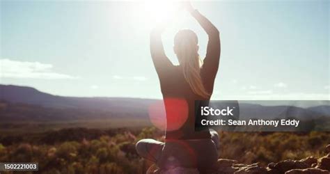 피트니스 명상 웰빙 스트레칭 및 운동 목표를 가진 산 등 여성 요가 자기 관리 자연 차크라 에너지 또는 평화로 휴식을 취하는 여성과 소녀 25 29세에 대한 스톡 사진 및