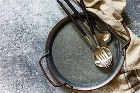 슬레이트 돌 또는 콘크리트 테이블에 빈 접시 숟가락 포크와 칼 요리 배경 상단보기 평면 누워 텍스트에 사용할 수 있는 여유 공간입니다 0명에 대한 스톡 사진 및 기타 이미지