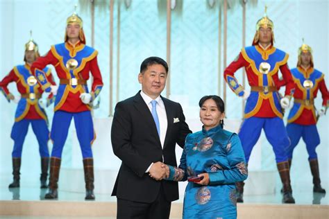 Бригадын генерал Б Ууганбаярыг Үйлчилгээний гавьяат ажилтан цолоор шагналаа