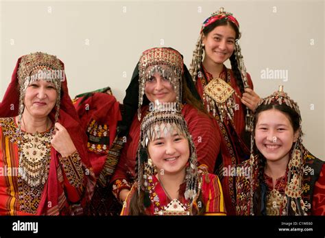 Turkmenistan Traditional Dress Fotos Und Bildmaterial In Hoher