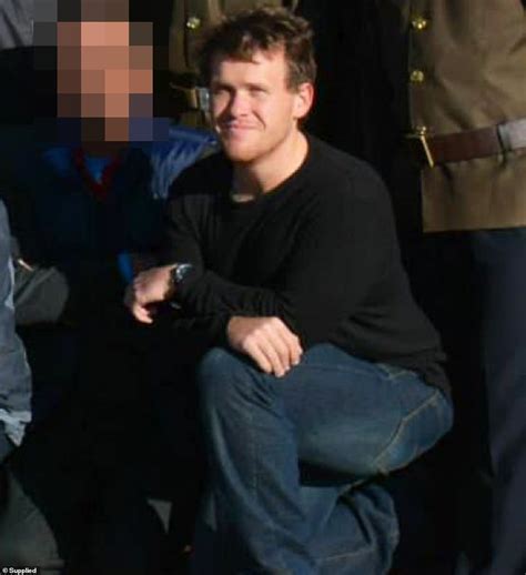 Christchurch Hero Makes An Emotional Return To Mosque Daily Mail Online