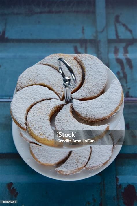 푸 트리 살 주 또는 초승달 모양의 쿠키는 가루 설탕으로 코팅 이드 알 Fitr을 축 하 하기 위한 인기 있는 쿠키 0명에 대한 스톡 사진 및 기타 이미지 Istock