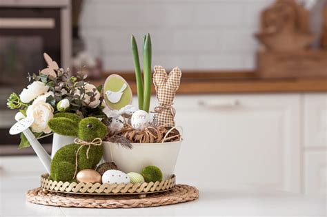 테이블에 부활절 달걀 꽃과 토끼와 철냄비 배경에는 흰색 스칸디나비아 스타일의 주방이 있습니다 부활절 2022의 밝은 휴일에 가정 편안함과 장식의 개념 0명에 대한 스톡 사진