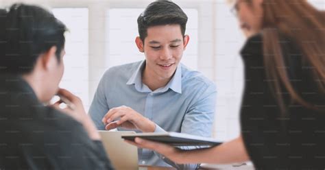 현대 사무실 방에서 함께 프로젝트를 논의하는 젊은 전문 비즈니스 팀 사진 Unsplash의 태국 이미지