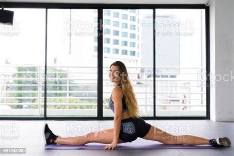 체육관에서 건강 하 게 생활 하는 젊은 아름 다운 여자의 초상화 20 29세에 대한 스톡 사진 및 기타 이미지 20 29세 아름다운 여성 탱크톱 Istock