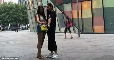 S Au Filmat Facand Sex Intr O Cabina De Proba E Incredibil Ce Se