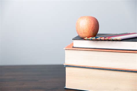 책 펜 연필 지구본과 같은 문구류 배경으로 학교로 돌아갑니다 학교 배경 개념으로 돌아갑니다 학생들은 개념 교육 학교 대학 및 문학을 배경으로 합니다 더미에 대한 스톡 사진