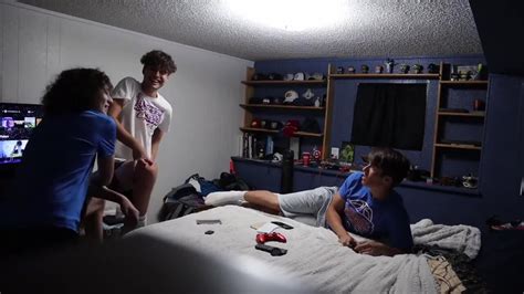 Young People Letting Out Hot Farts En Español