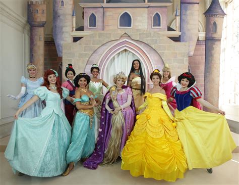 Princesas Reales De Disney En Disneylandia Desayuno Con Personajes
