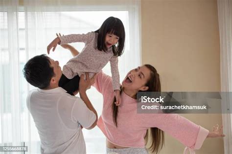 아버지 어머니와 아이들 딸은 집에서 침실 행복한 아시아 가정에서 놀고 있습니다 가족에 대한 스톡 사진 및 기타 이미지 가족
