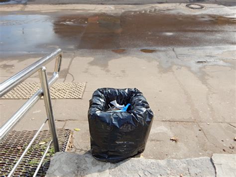 Guy Throws Away Cupcakes Sent By 18 Y O Obsessed Woman Gets Called A Jerk Bored Panda