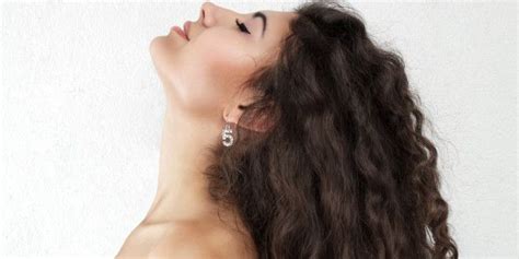 8 Things You Re Doing Wrong To Your Curls Hair Hacks Curly Hair Tips Curls