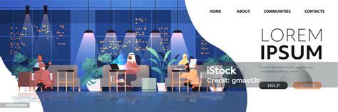 창의적인 열린 공간에서 일하는 아랍 사업가들 밤 어두운 사무실 수평 전체 길이 복사 공간 벡터 일러스트레이션 가공의 인물에 대한 스톡 벡터 아트 및 기타 이미지 Istock