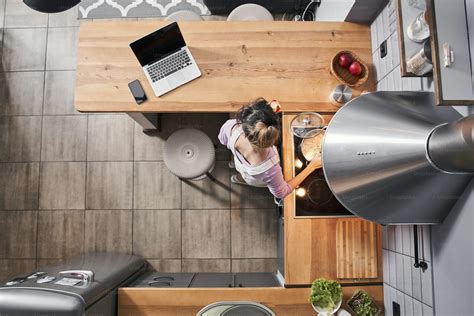 다인종 여성이 집에서 부엌에 서서 요리 국자 숟가락으로 요리를 휘젓는 모습 사과를 먹는 동안 노트북을 주의 깊게 보고 있는 여자 요리 개념 사진 Unsplash의