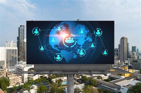 세계 행성 지구 지도 홀로그램과 소셜 미디어 아이콘은 방콕 동남 아시아의 탁 트인 도시 전망을 통해 사람들의 네트워킹 및 연결 개념 프리미엄 사진