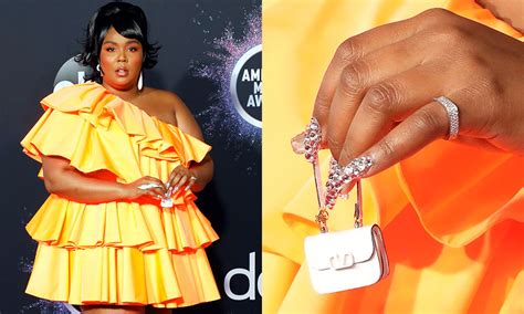 Lizzo Carrying A Tiny Bag Big Enough For My Fs To Give Won The Amas
