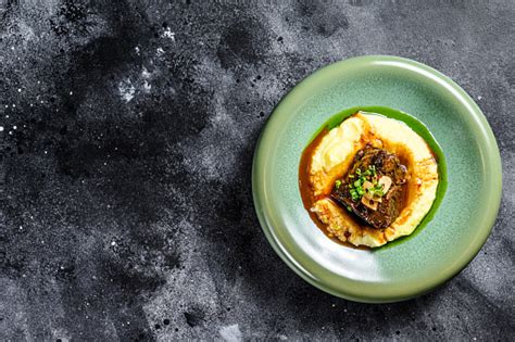 으깬 감자를 곁들인 소고기 필레 스테이크 검은 색 배경 맨 위 보기입니다 복사 공간 겉만 태우기에 대한 스톡 사진 및 기타 이미지 겉만 태우기 고기 고명 Istock