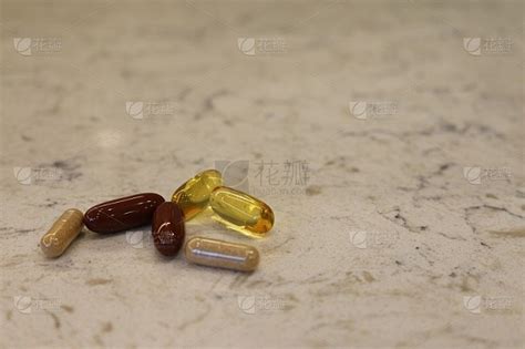 一组维生素和补充药丸