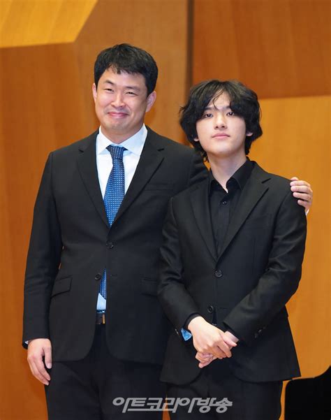 [ak포토] 임윤찬 홍석원 밝은 미소로 화답