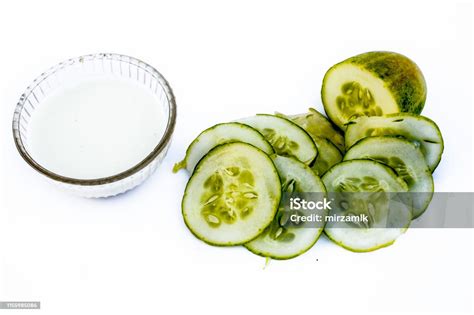 오이 얼굴 팩 흰색 즉 유리 그릇에 원시 우유와 잘 혼합 오이 펄프와 표면에 존재하는 전체 원료팩 즉각적인 광선에 사용됩니다 마사지에 대한 스톡 사진 및 기타 이미지