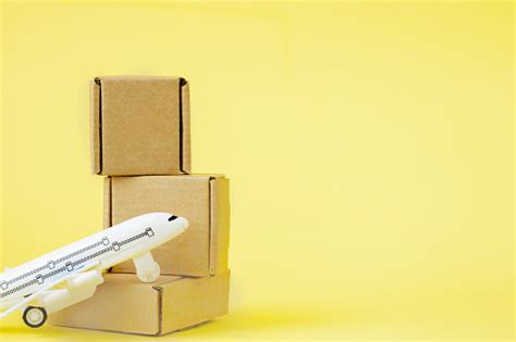 비행기와 골판지 상자의 스택 항공화물 및 소포 항공 우편의 개념 상품과 제품의 빠른 배달 화물 항공기 물류 접근하기 어려운 장소와의 연결 배너 복사 공간 0명에 대한 스톡