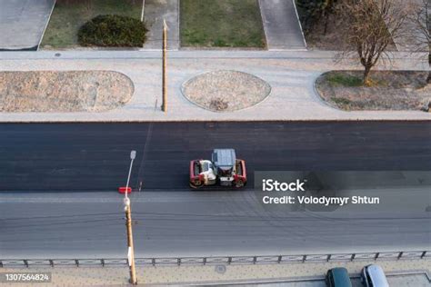 무거운 진동 롤러 압축기아스팔트 도로 롤러는 도로 건설 현장의 도로에 새로운 뜨거운 아스팔트를 누릅니다 아스팔트 포장 작업에서 무거운 진동 롤러 복구 아스팔트 포장 기계에