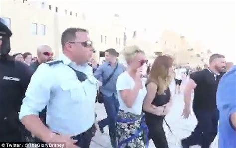 Britney Spears Is Mobbed At The Wailing Wall In Tel Aviv Daily Mail