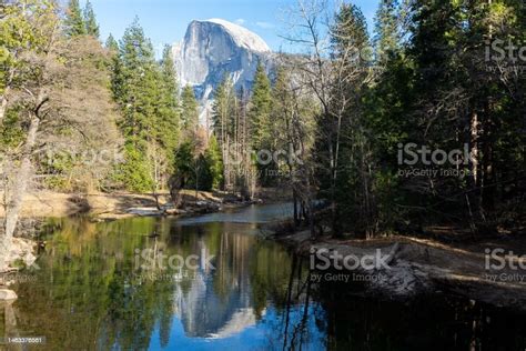 눈 덮인 산봉우리를 배경으로 초목으로 둘러싸인 잔잔한 강 0명에 대한 스톡 사진 및 기타 이미지 0명 강 경관 Istock