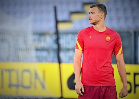 Milan Ponder Move For Dzeko As Giroud Alternative