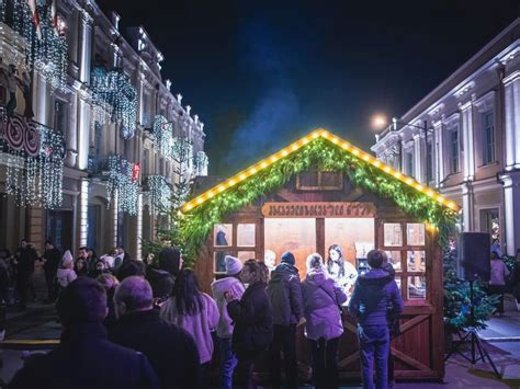 ფოტოფაქტი ობელიანის მოედანზე საახალწლო სოფელი რომელიც სადღესასწაულო განწყობას ჰქმნის Kalaki Ge