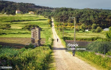 세인트 제임스의 길을 따라 걷는 순례자 갈리시아 스페인 산티아고 데 콤포스텔라에 대한 스톡 사진 및 기타 이미지 산티아고 데 콤포스텔라 카미노 데 산티아고 스페인