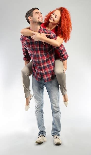 Pareja Joven Enamorada Divirti Ndose Sobre Fondo Gris Foto Premium