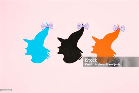 모자에 활을 씌운 마녀 머리 3 개 창조적 인 할로윈 개념 다른 색상의 모자 평평한 누워 종이 공예 0명에 대한 스톡 사진 및 기타 이미지 Istock