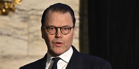 Prins Daniel Pekas Ut I Storbråk På Estelles Skola