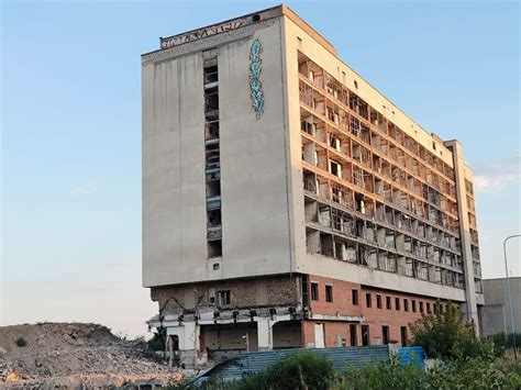 В Волгограде сносят Дом молодежи