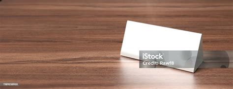 테이블 텐트 나무 테이블에 빈 예약 카드 기호 3d 그림 테이블 텐트에 대한 스톡 사진 및 기타 이미지 테이블 텐트 인사장 신분 Istock