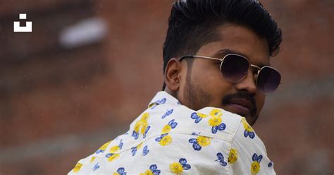 흰색과 파란색 꽃무늬 긴 소매 셔츠를 입고 검은 선글라스를 쓴 남자 사진 Unsplash의 무료 사진술 이미지